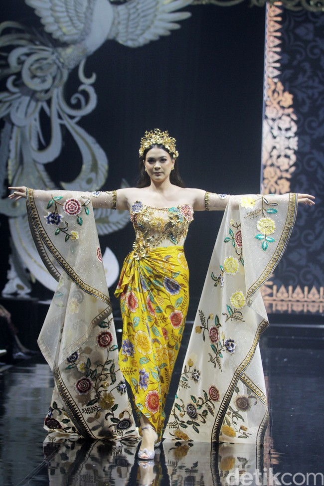10 Koleksi Batik Karya 26 Desainer di Fashion Show Cerita Batik Emil ...