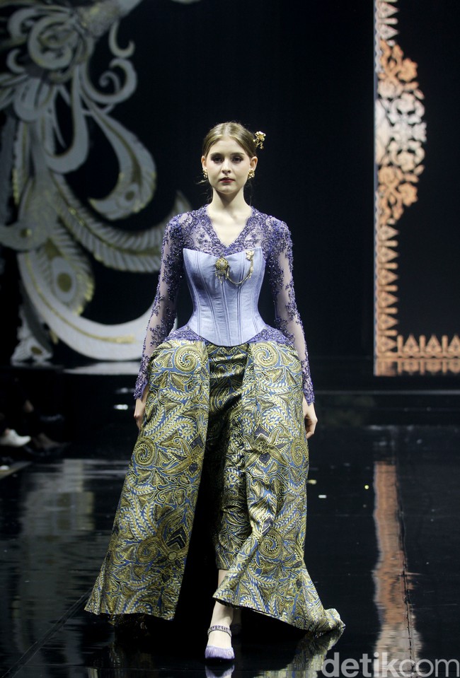 10 Koleksi Batik Karya 26 Desainer di Fashion Show Cerita Batik Emil ...