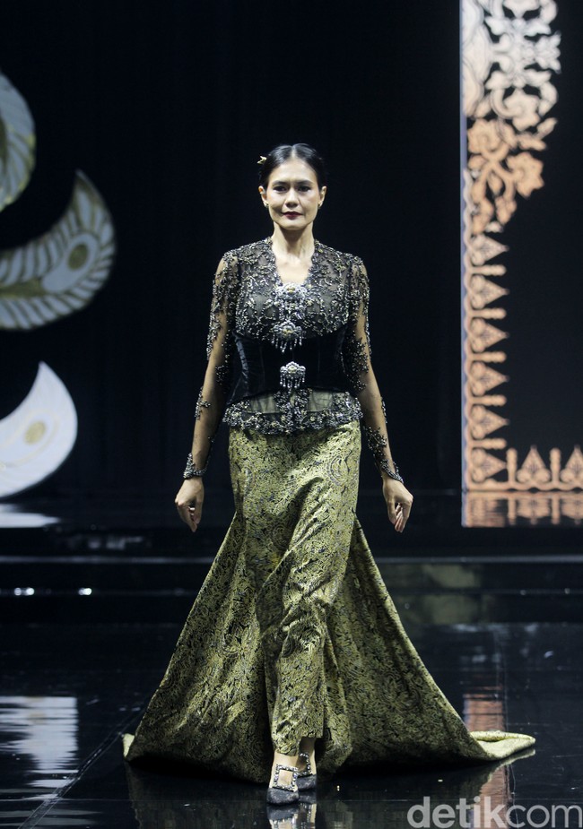 10 Koleksi Batik Karya 26 Desainer di Fashion Show Cerita Batik Emil ...