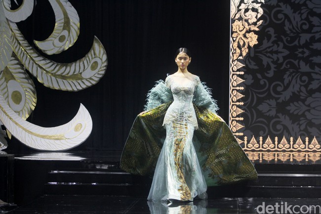 10 Koleksi Batik Karya 26 Desainer di Fashion Show Cerita Batik Emil ...