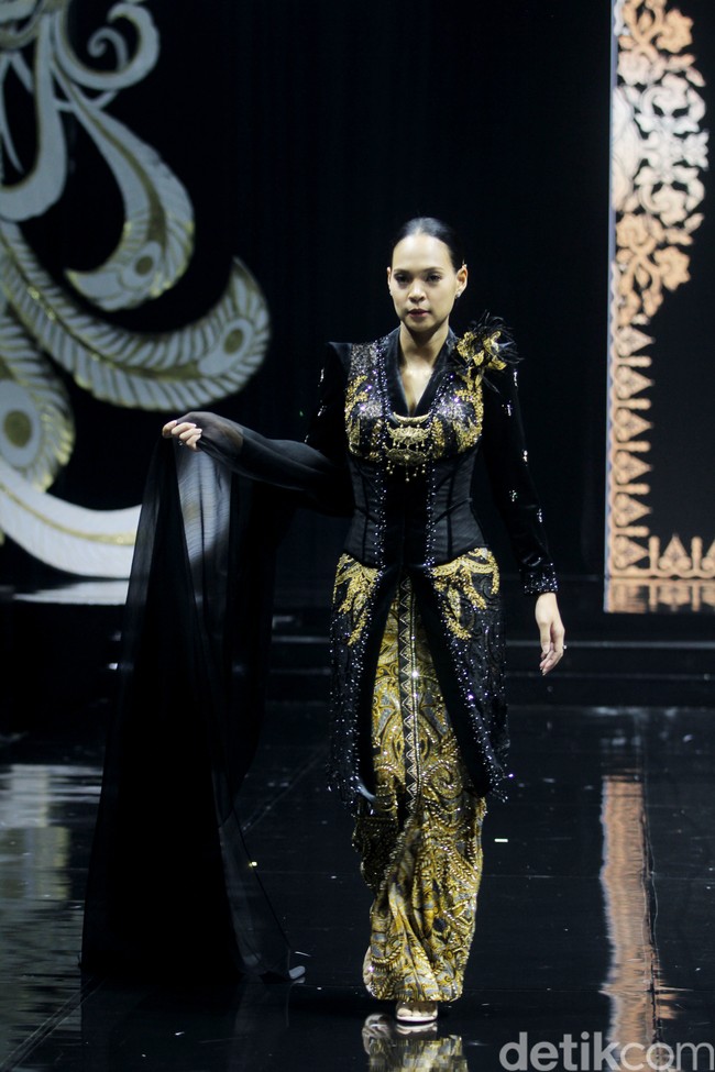10 Koleksi Batik Karya 26 Desainer di Fashion Show Cerita Batik Emil ...