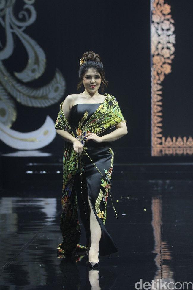 10 Koleksi Batik Karya 26 Desainer di Fashion Show Cerita Batik Emil ...