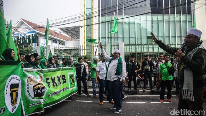 Massa Pro dan Kontra Mardiono Berunjuk Rasa di DPP PPP