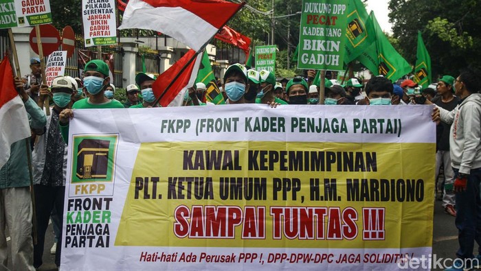 Massa Pro dan Kontra Mardiono Berunjuk Rasa di DPP PPP