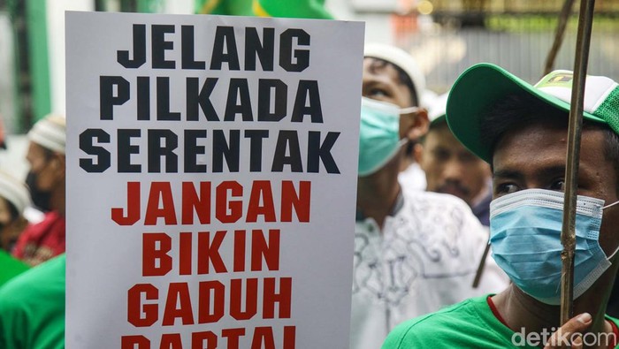 Massa Pro dan Kontra Mardiono Berunjuk Rasa di DPP PPP