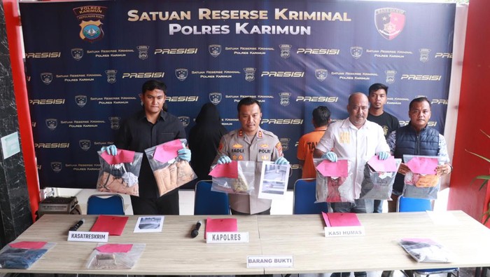 Ortu Bayi Perempuan yang Dibuang di Teras Rumah Warga Karimun Ditangkap Ortu Bayi Perempuan yang Dibuang di Teras Rumah Warga Karimun Ditangkap