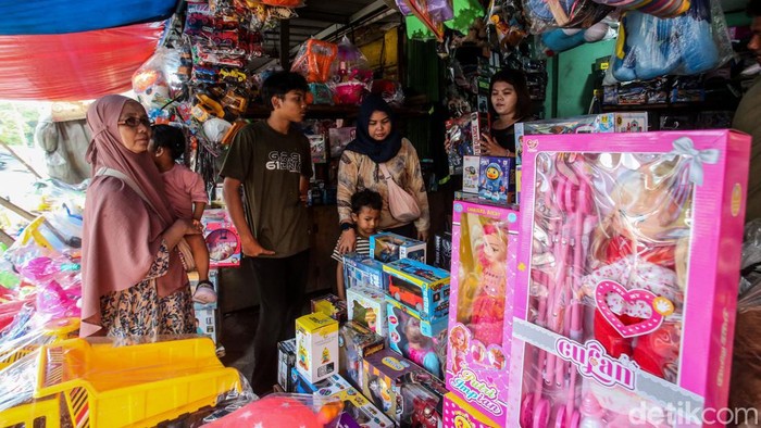 Penjualan Mainan Anak di Pasar Gembrong Masih Lesu