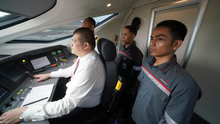 Intip Calon Masinis Belajar dalam Kabin Kereta Cepat