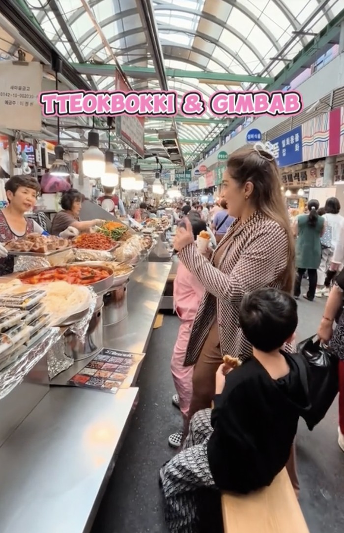 Seru! Ashanty Jajan di Minimarket Korea hingga Pojangmacha