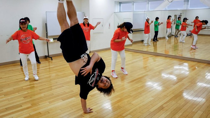Aksi Nenek-nenek di Jepang Semangat Ikut Kelas Breakdance Aksi Nenek-nenek di Jepang Semangat Ikut Kelas Breakdance