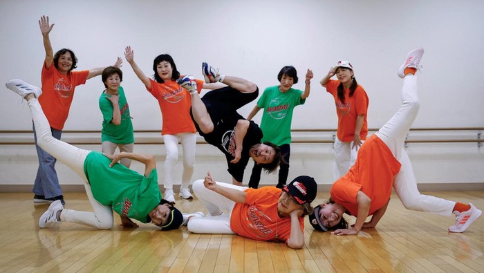 Aksi Nenek-nenek di Jepang Semangat Ikut Kelas Breakdance Aksi Nenek-nenek di Jepang Semangat Ikut Kelas Breakdance