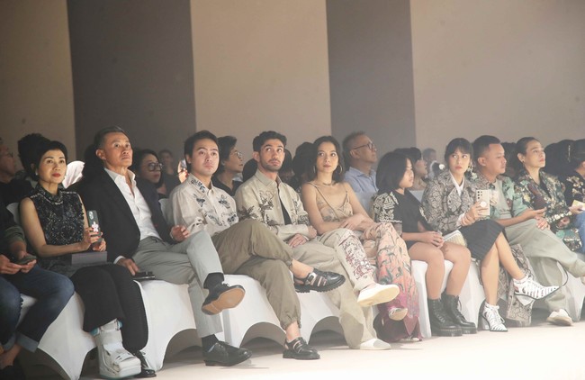Foto: Adu Gaya Glamor Seleb di Fashion Show Biyan Spring-Summer 2025