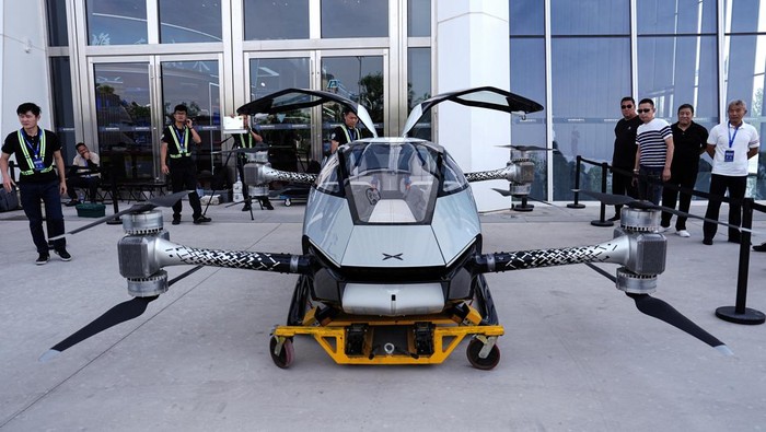 Penampakan Mobil Terbang XPeng X2 Mengudara di Beijing