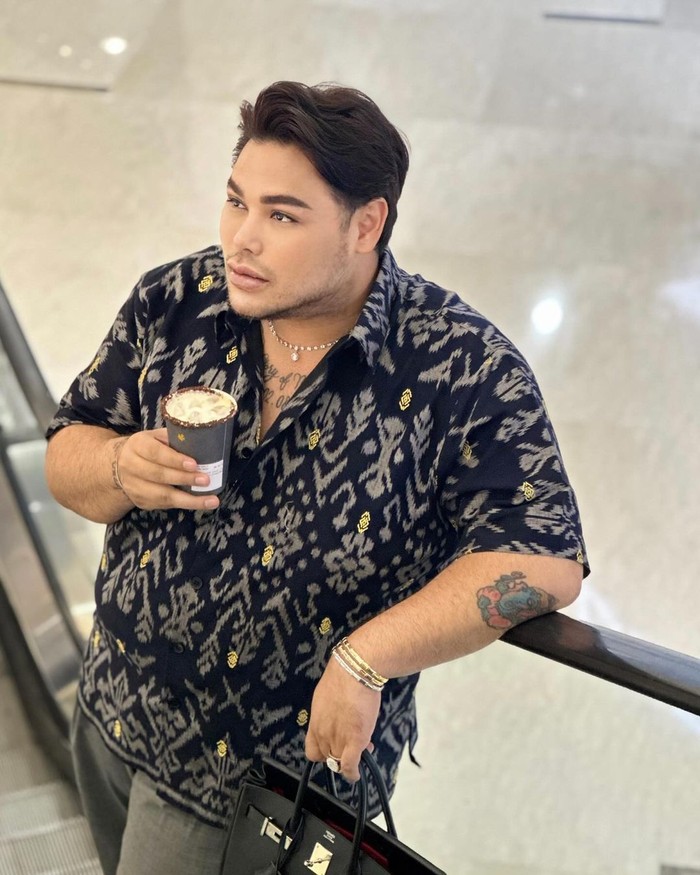 Gaya Ivan Gunawan saat Ngopi dan Kulineran di Bali