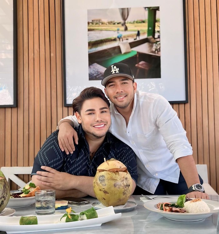Gaya Ivan Gunawan saat Ngopi dan Kulineran di Bali