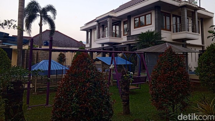Cerita Bos Persib Umuh Muchtar Punya Rumah Gedong di Sumedang Cerita Bos Persib Umuh Muchtar Punya Rumah Gedong di Sumedang