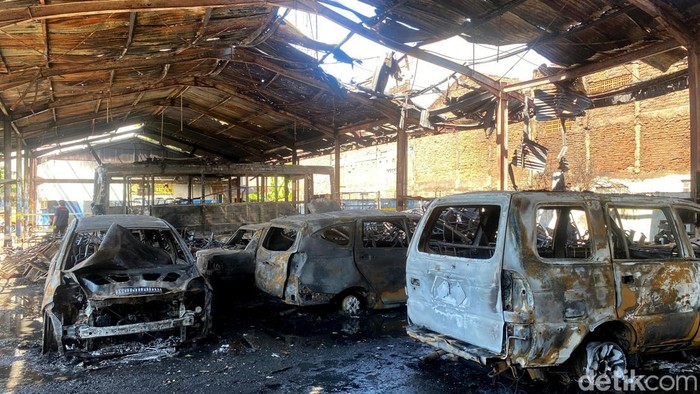 Potret Kebakaran Bengkel Bus Damri Hanguskan 1 Bus Listrik, 4 Mobil dan ...