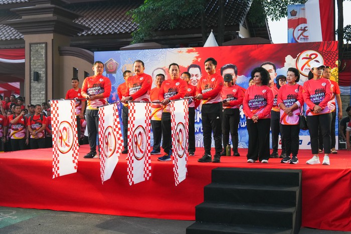 Momen Kapolri-Jaksa Agung-Menkopolhukam di Bhayangkara Fun Walk 2024