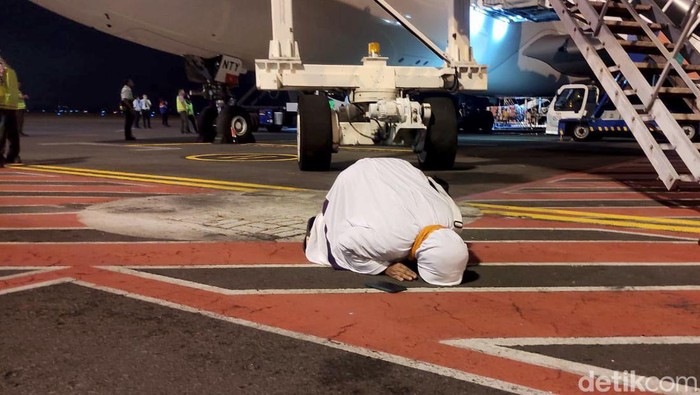 Momen Haru Sujud Syukur Jemaah Haji Kloter Pertama Kala Kembali ke RI Momen Haru Sujud Syukur Jemaah Haji Kloter Pertama Kala Kembali ke RI