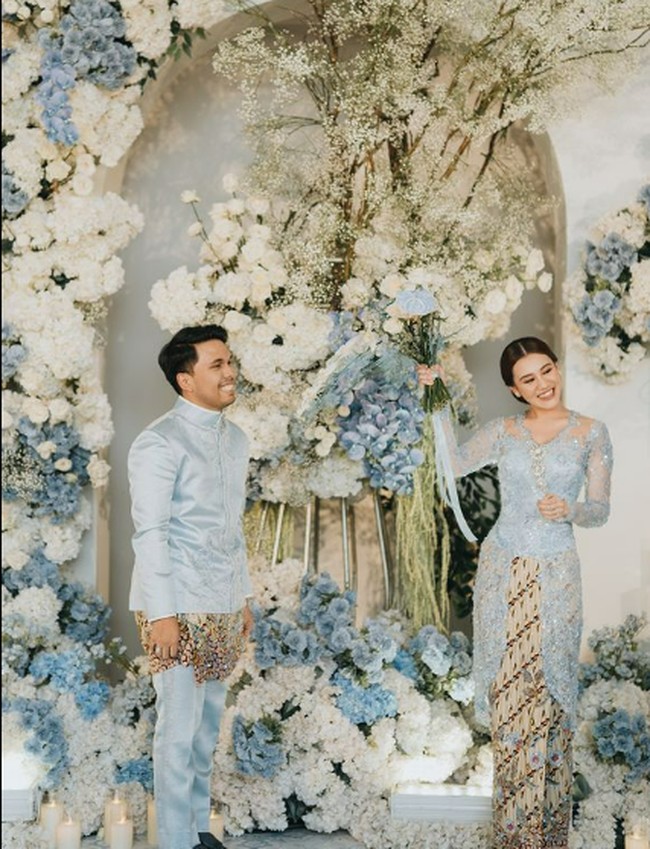 8 Potret Cantik Aaliyah Massaid Pakai Kebaya Biru Saat Dilamar Thariq Halilintar