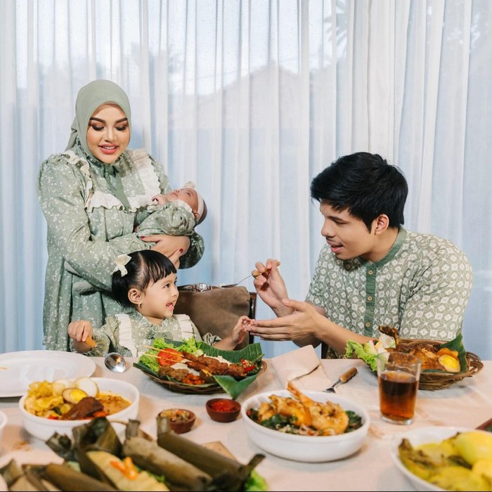 Potret Aurel Hermansyah Saat Kulineran Bareng Keluarga hingga Prabowo