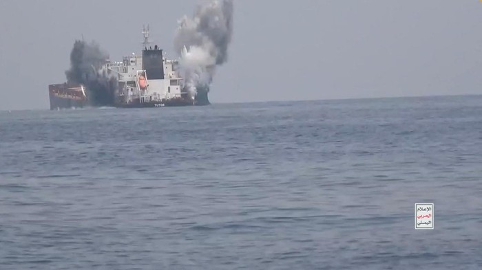 Penampakan Kapal Kargo Tenggelam Usai Diserang Houthi di Laut Merah