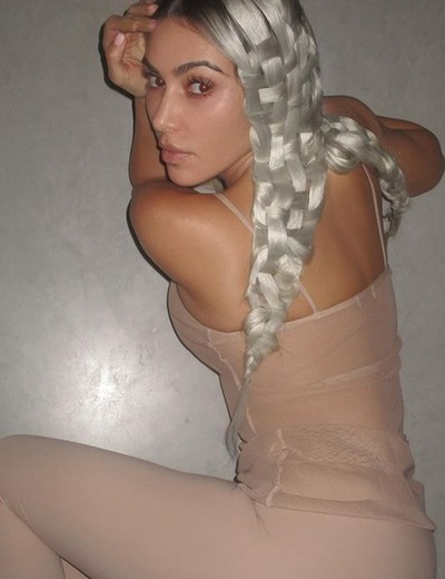 Penampilan Rambut Kim Kardashian Dikepang, Netizen Samakan dengan Kotak ... Penampilan Rambut Kim Kardashian Dikepang, Netizen Samakan dengan Kotak ...