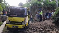 Truk Muatan Tanah Terguling Timpa Pemotor hingga Tewas di Dawe Kudus