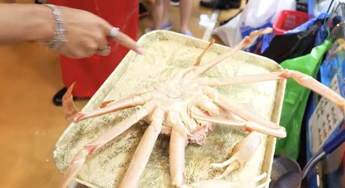 Nikmat! Sarwendah Cicip Kepiting Raksasa di Korea Bareng 3 Anaknya