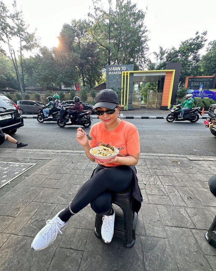 Gaya Zita Anjani Jajan Bubur Ayam Kaki Lima hingga Restoran