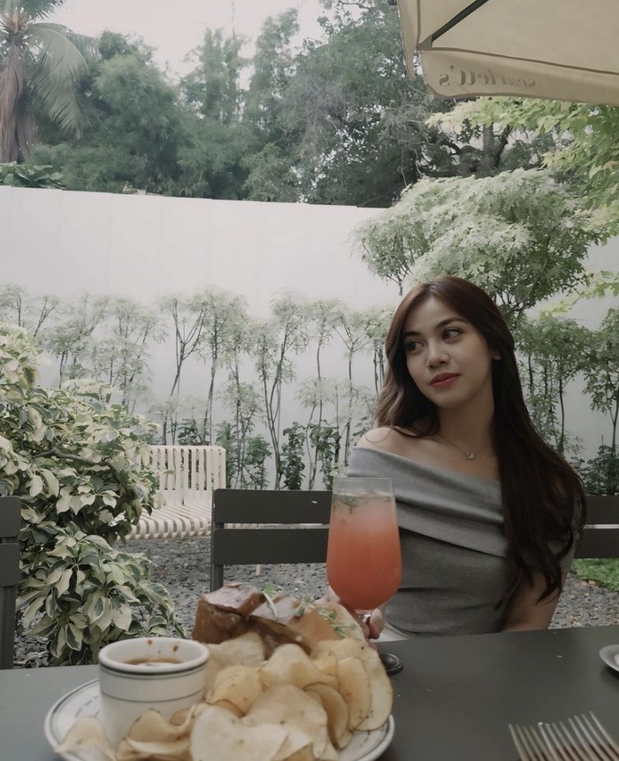 Cantiknya Frislly Herlind, Jadi Host Acara Kuliner hingga Santai di Kafe