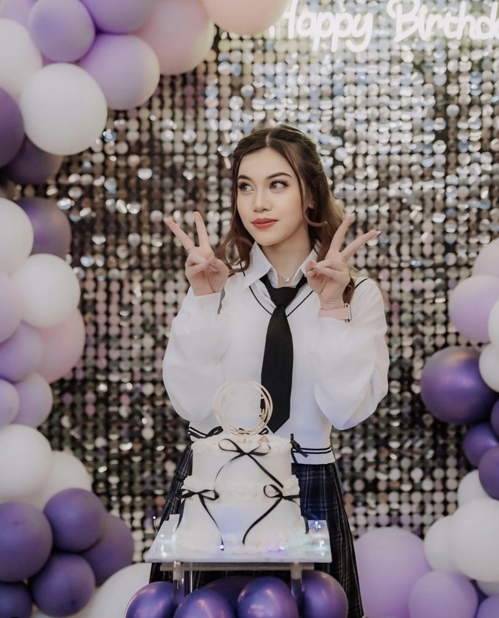 Cantiknya Frislly Herlind, Jadi Host Acara Kuliner hingga Santai di Kafe