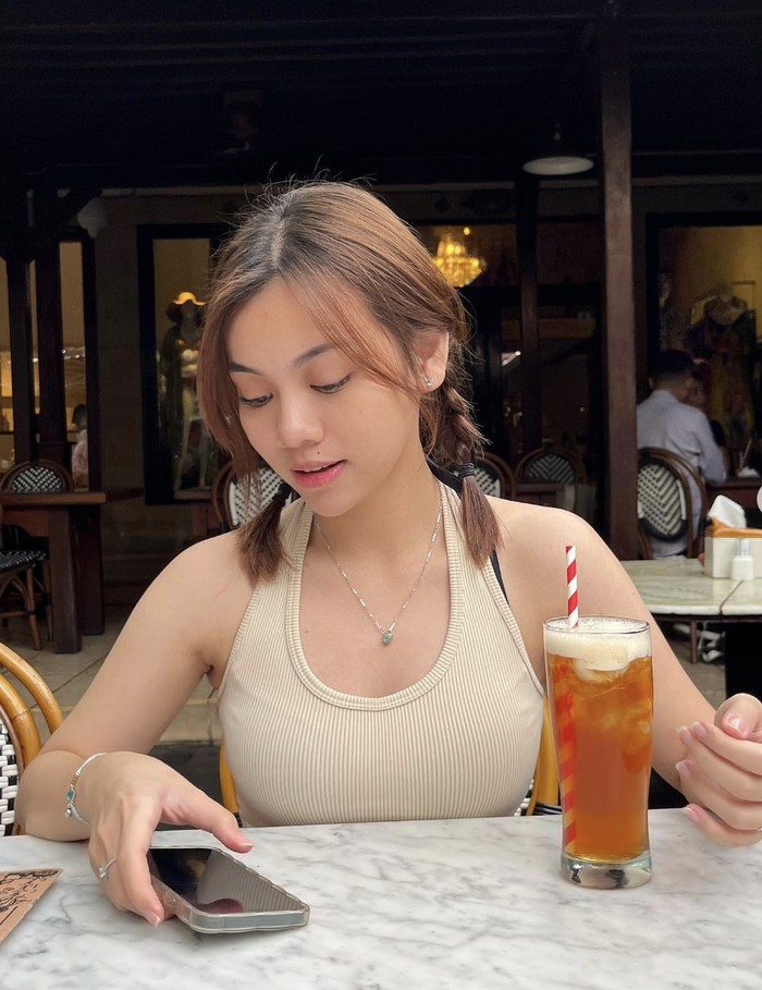 Cantiknya Frislly Herlind, Jadi Host Acara Kuliner hingga Santai di Kafe