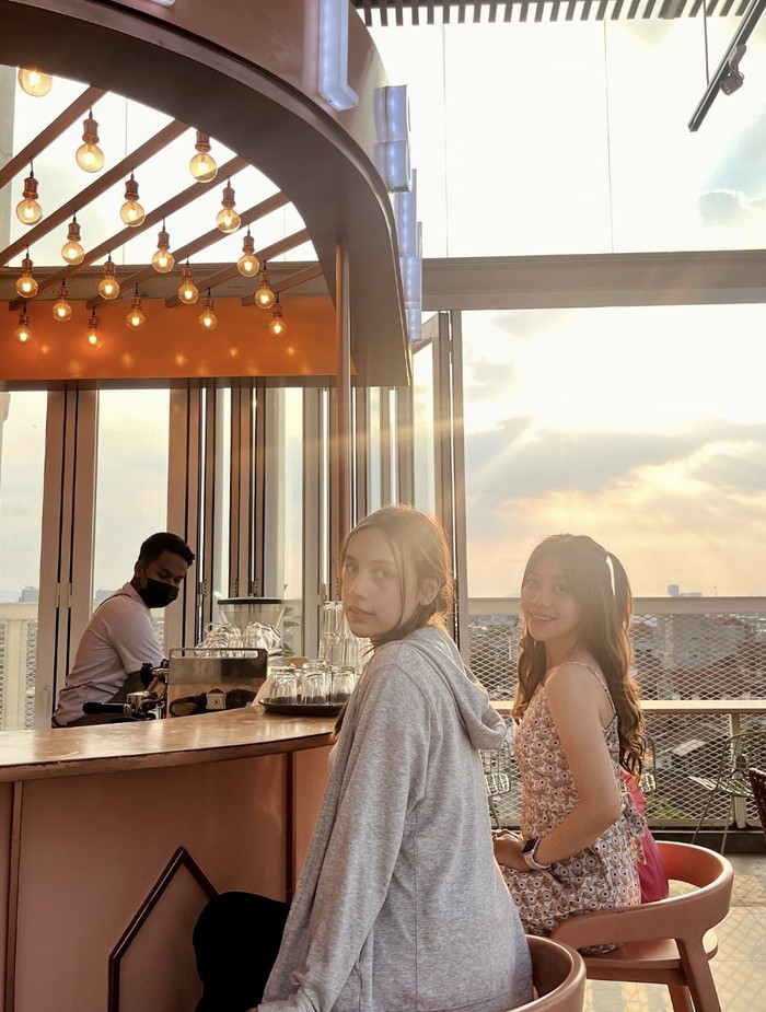 Cantiknya Frislly Herlind, Jadi Host Acara Kuliner hingga Santai di Kafe