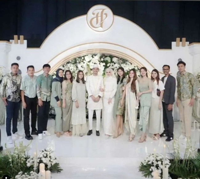 7 Foto Lamaran Hingga Pernikahan Happy Asmara & Gilga Sahid, Anggun Berhijab