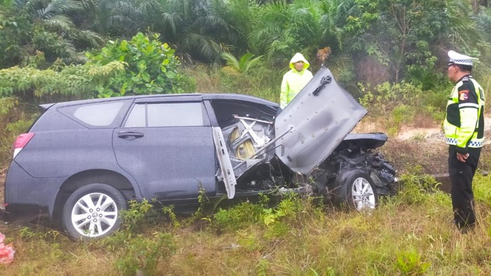 Pasutri asal Pelalawan Kecelakaan Tunggal di Tol Pekanbaru-Dumai, 1 Luka Pasutri asal Pelalawan Kecelakaan Tunggal di Tol Pekanbaru-Dumai, 1 Luka