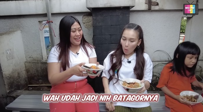 Seru! Ayu Ting Ting dan Boiyen Jajan Keliling Depok Sampai Kenyang