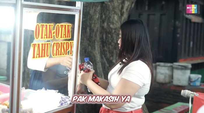 Seru! Ayu Ting Ting dan Boiyen Jajan Keliling Depok Sampai Kenyang