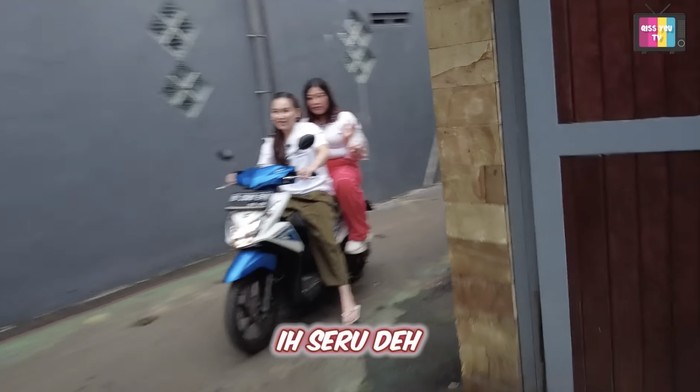 Seru! Ayu Ting Ting dan Boiyen Jajan Keliling Depok Sampai Kenyang