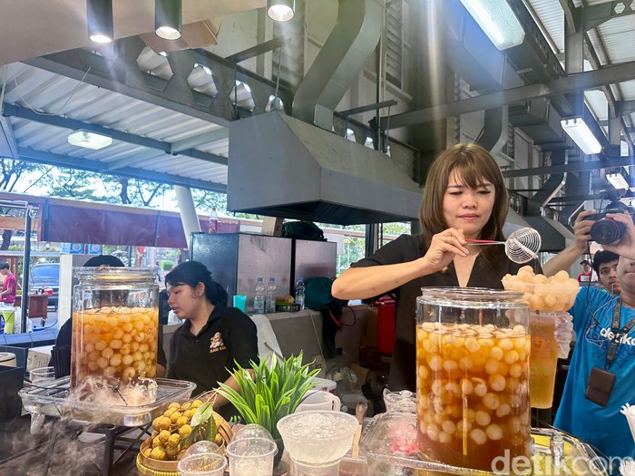 Yummy! Jajan Banana Pancake dan dan Es Longan Thailand Viral