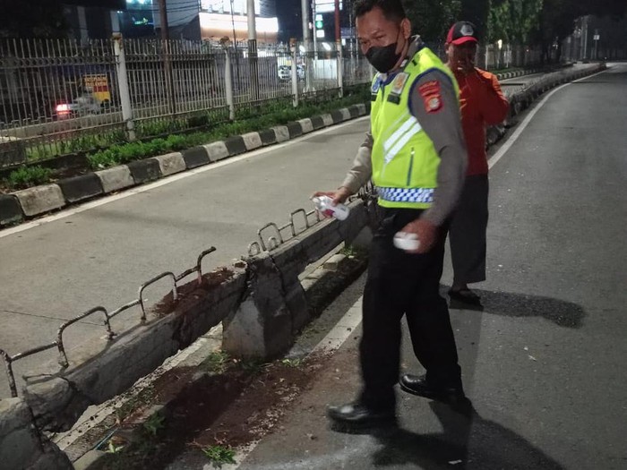 Pemotor di Jakbar Tewas Usai Tabrak Pembatas Jalan Pemotor di Jakbar Tewas Usai Tabrak Pembatas Jalan