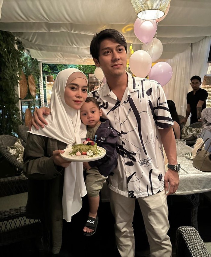 Serunya Lesti Kejora Saat Makan Bakso hingga Potong Nasi Tumpeng