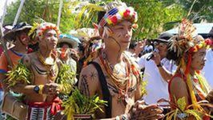 Mengenal Sikerei, Dukun dari Suku Mentawai di Sumatera Barat Mengenal Sikerei, Dukun dari Suku Mentawai di Sumatera Barat