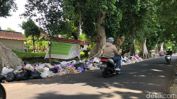 Jorok! Tumpukan Sampah Makin Menggila di Jalan Kusbini Jogja Jorok! Tumpukan Sampah Makin Menggila di Jalan Kusbini Jogja