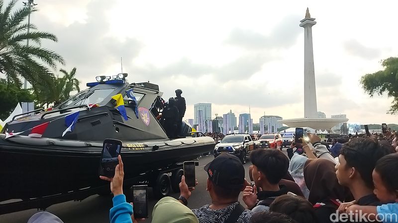 Polri Pamerkan Parade Rantis, Warga Antusias Lihat Polwan Bawa Moge Polri Pamerkan Parade Rantis, Warga Antusias Lihat Polwan Bawa Moge