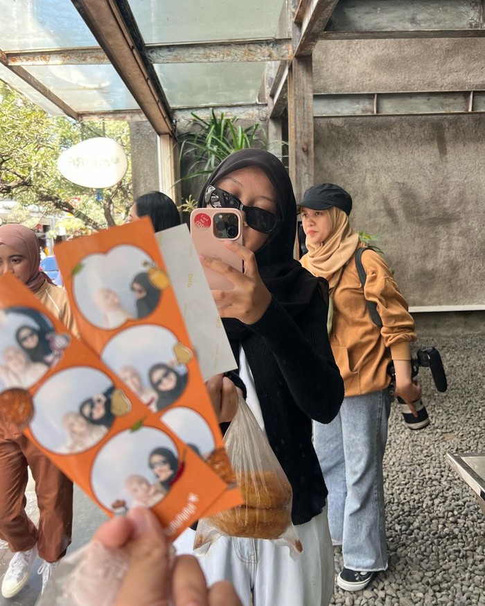 Seru! Ini Gaya Kuliner Halda Rianta Saat Ngopi dan Jajan di Korea