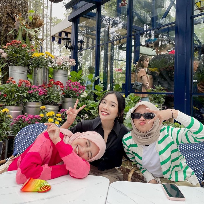 Seru! Ini Gaya Kuliner Halda Rianta Saat Ngopi dan Jajan di Korea