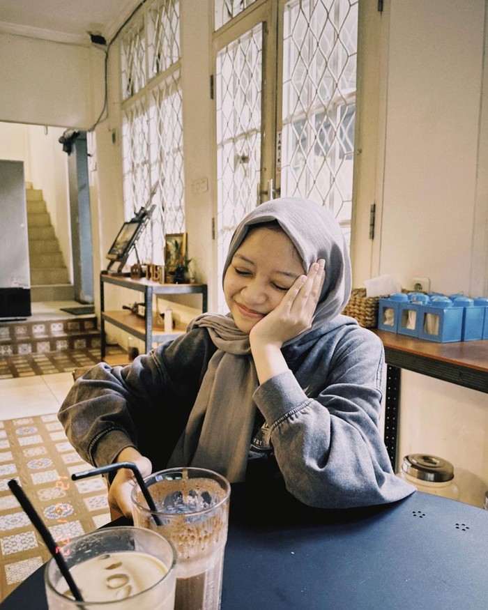 Seru! Ini Gaya Kuliner Halda Rianta Saat Ngopi dan Jajan di Korea