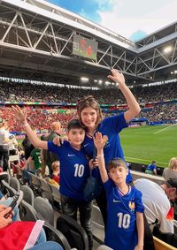 7 Foto Carissa Puteri Nonton Euro 2024, Paras Ganteng 2 Putranya Bikin ...