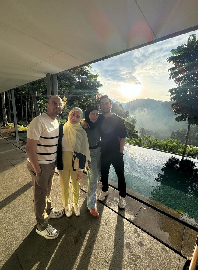 10 Foto Gaya Nagita Slavina Pakai Hijab Usai Ibadah Haji